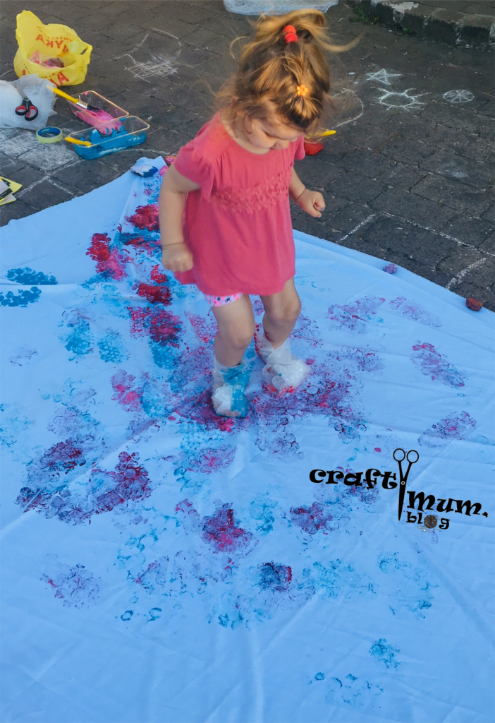 Bubble wrap stomp painting - Crafty Mum